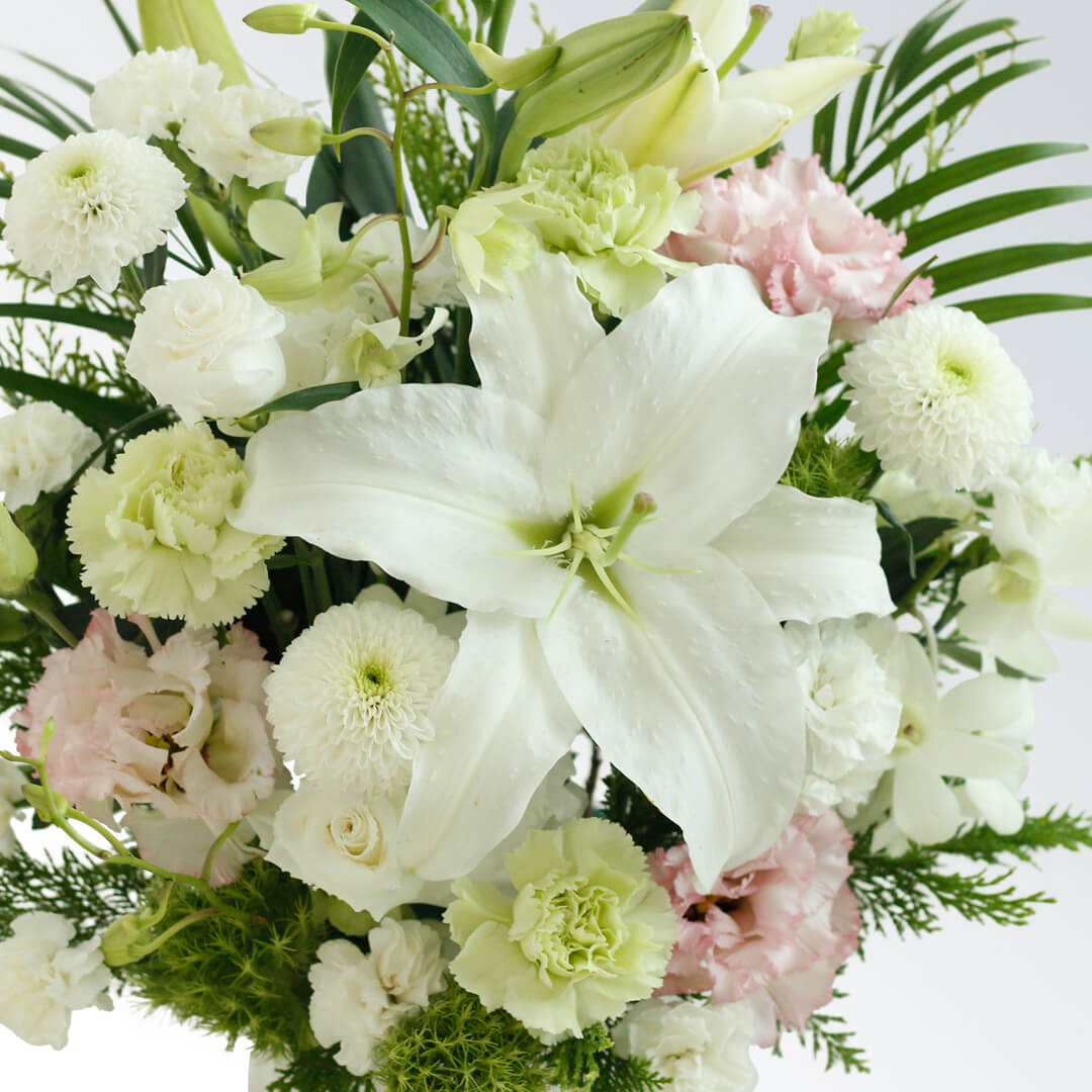 真っ白なユリにピンクの色花を添えたアレンジメント | 花のギフト | 日本総合園芸